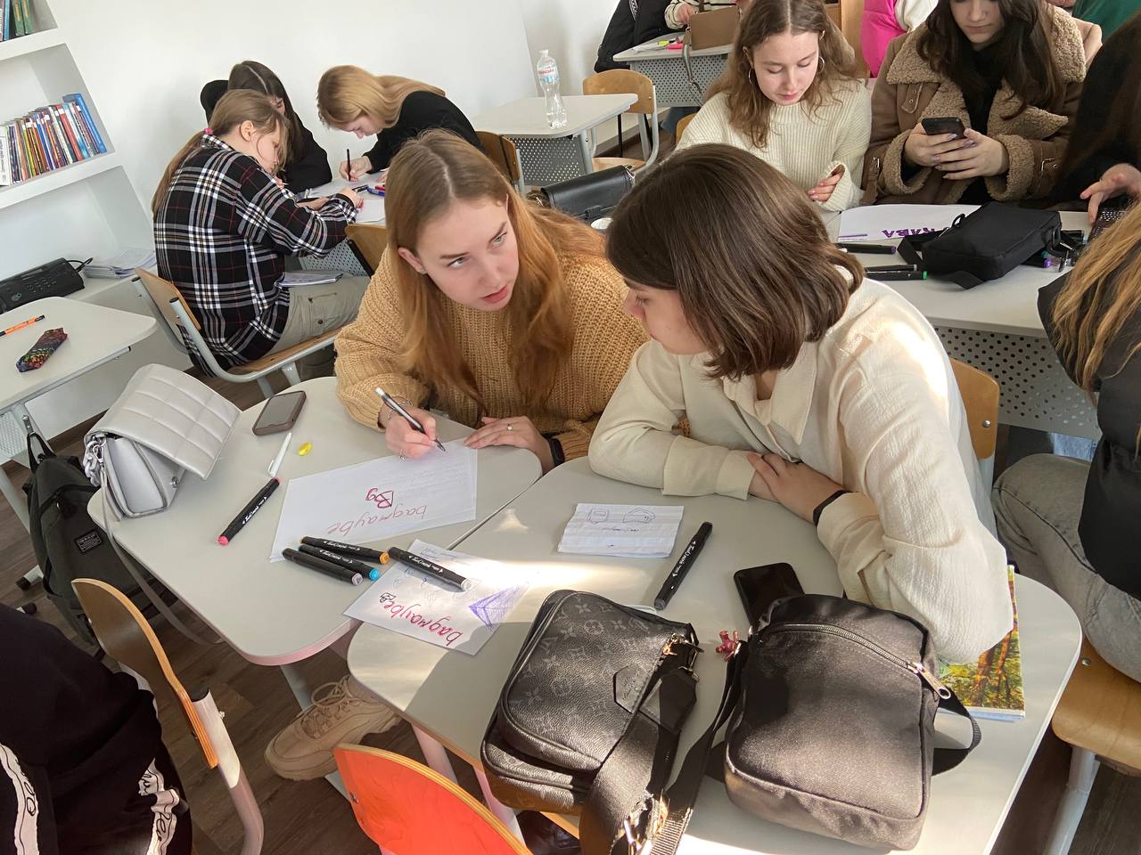 Girls Go Circular. У Ржищеві учениці вивчали основи циркулярної ...